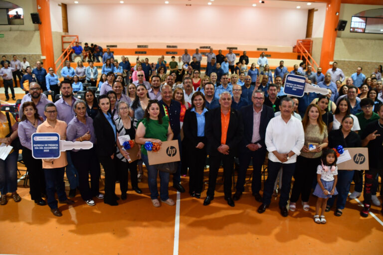 Entrega el Estado premios del sorteo por Día del Magisterio 2025 ...