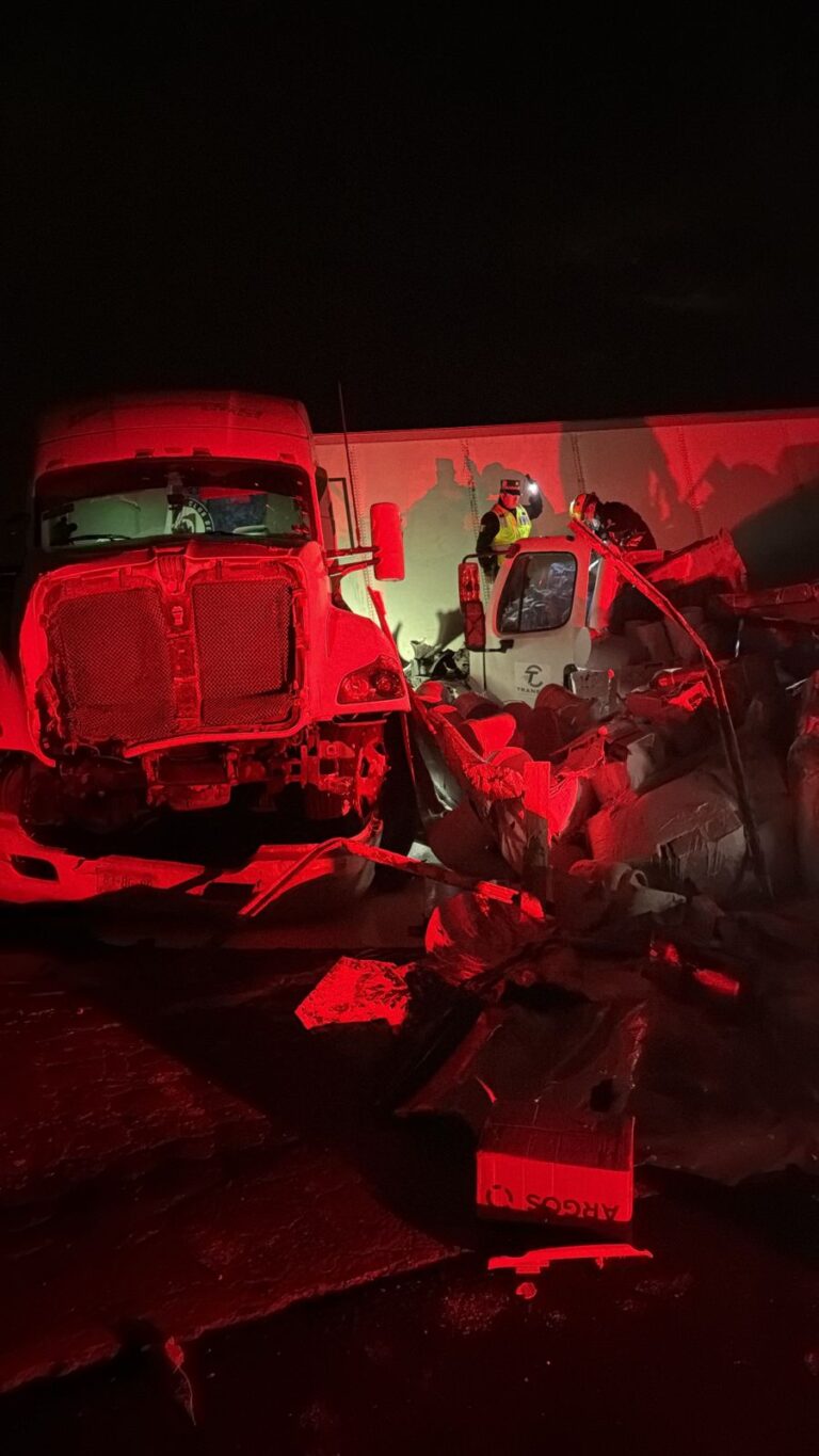 Rescatan a dos lesionados tras choque de tractocamiones en la carretera ...